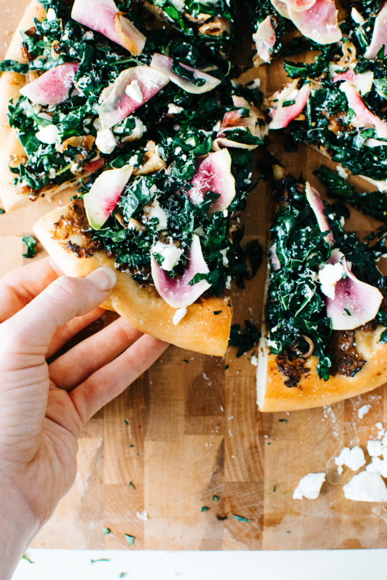 KALE SALAD PIZZA WITH CARAMELIZED FENNEL, SHALLOT & FETA. | Kale & Caramel