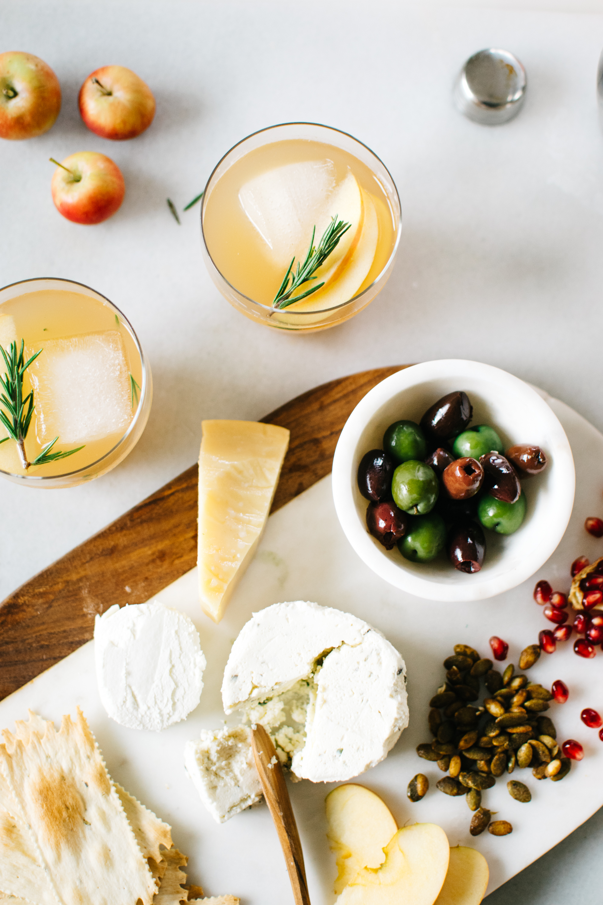 SPARKLING ROSEMARY BOURBON APPLE CIDER. | Kale & Caramel
